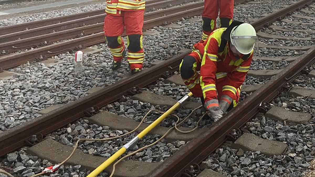 Railway earthing - Protecting people