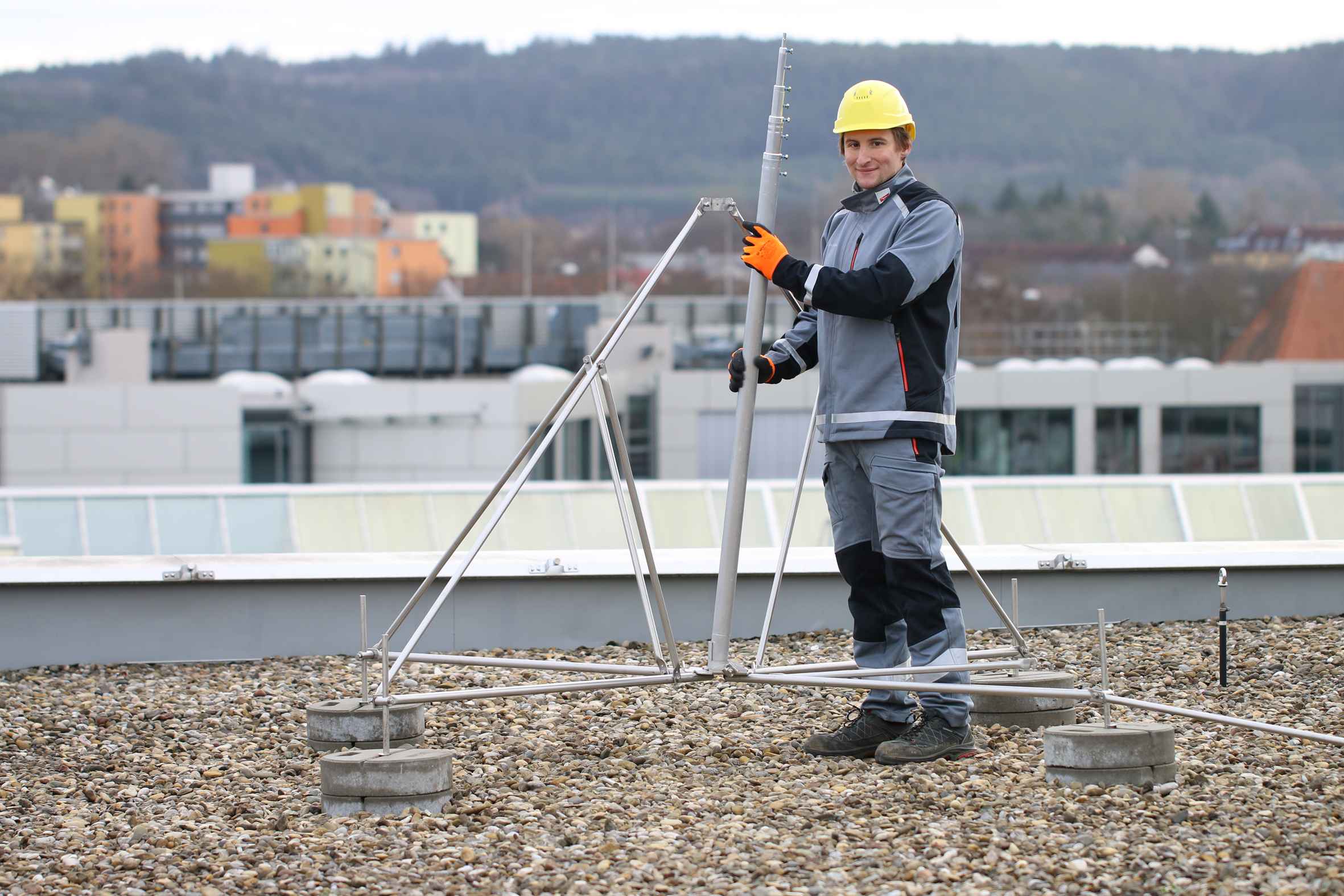 Telescopic air-termination rods from DEHN – quick and easy to set up ...